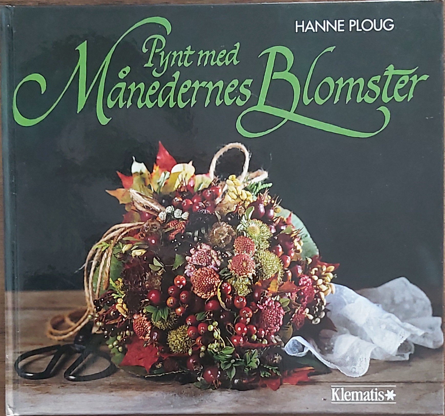 Pynt med Månedernes Blomster af Hanne Ploug - Den Gode Bog